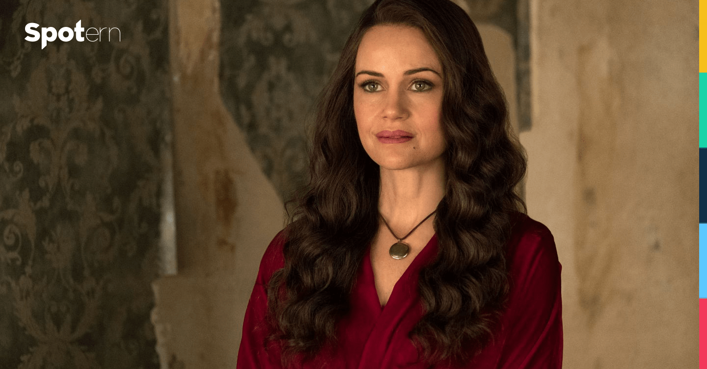 (played by Carla Gugino) outfits on The Haunting of Hill House