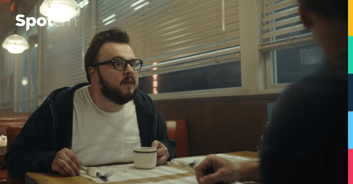 Découvrez la garde-robe de KC Houseman (John Bradley) dans Moonfall