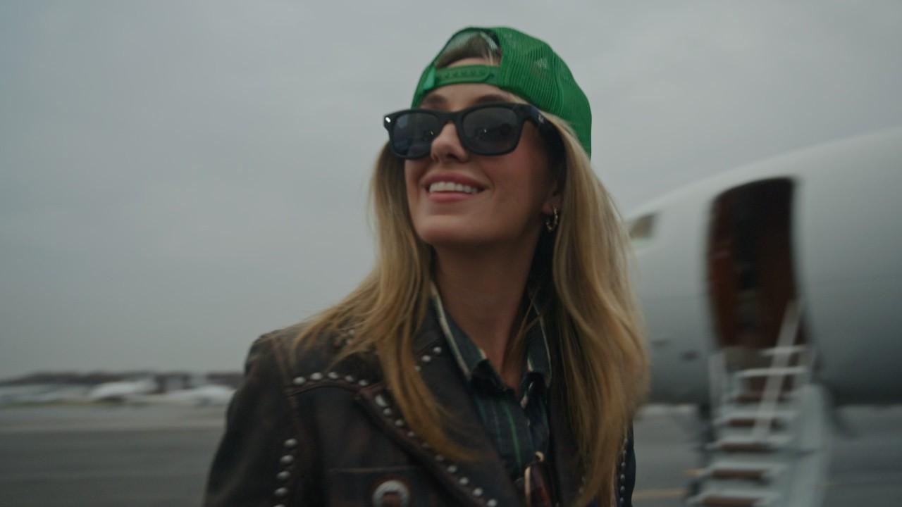 Lainey Wilson Macy’s Thanksgiving Day Parade Red Coat in Lainey Wilson ...