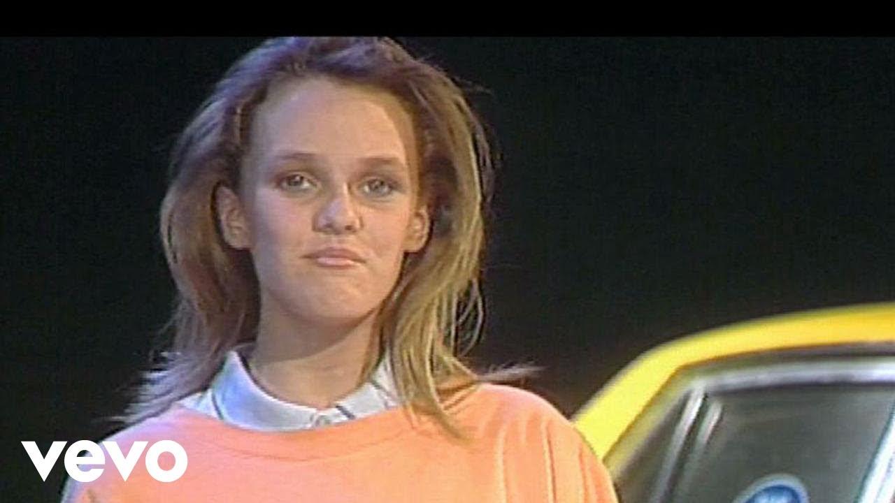 Le fameux pull ross cross stage 26 de Vanessa Paradis dans Vanessa ...