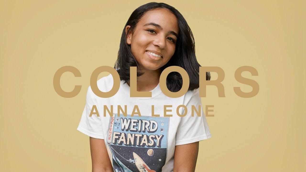 Le t-shirt "Weird fantasy" de Anna Leone dans son clip Wandered away (A colors show version ...