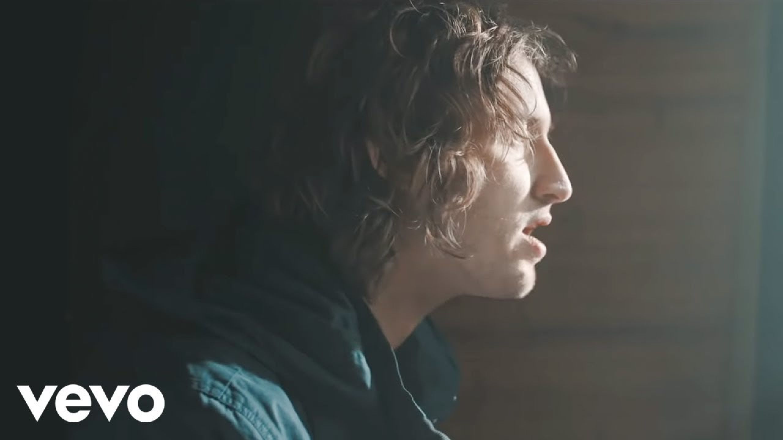 Dean Lewis - Waves (Official Video): Clothes, Outfits, Brands, Style ...