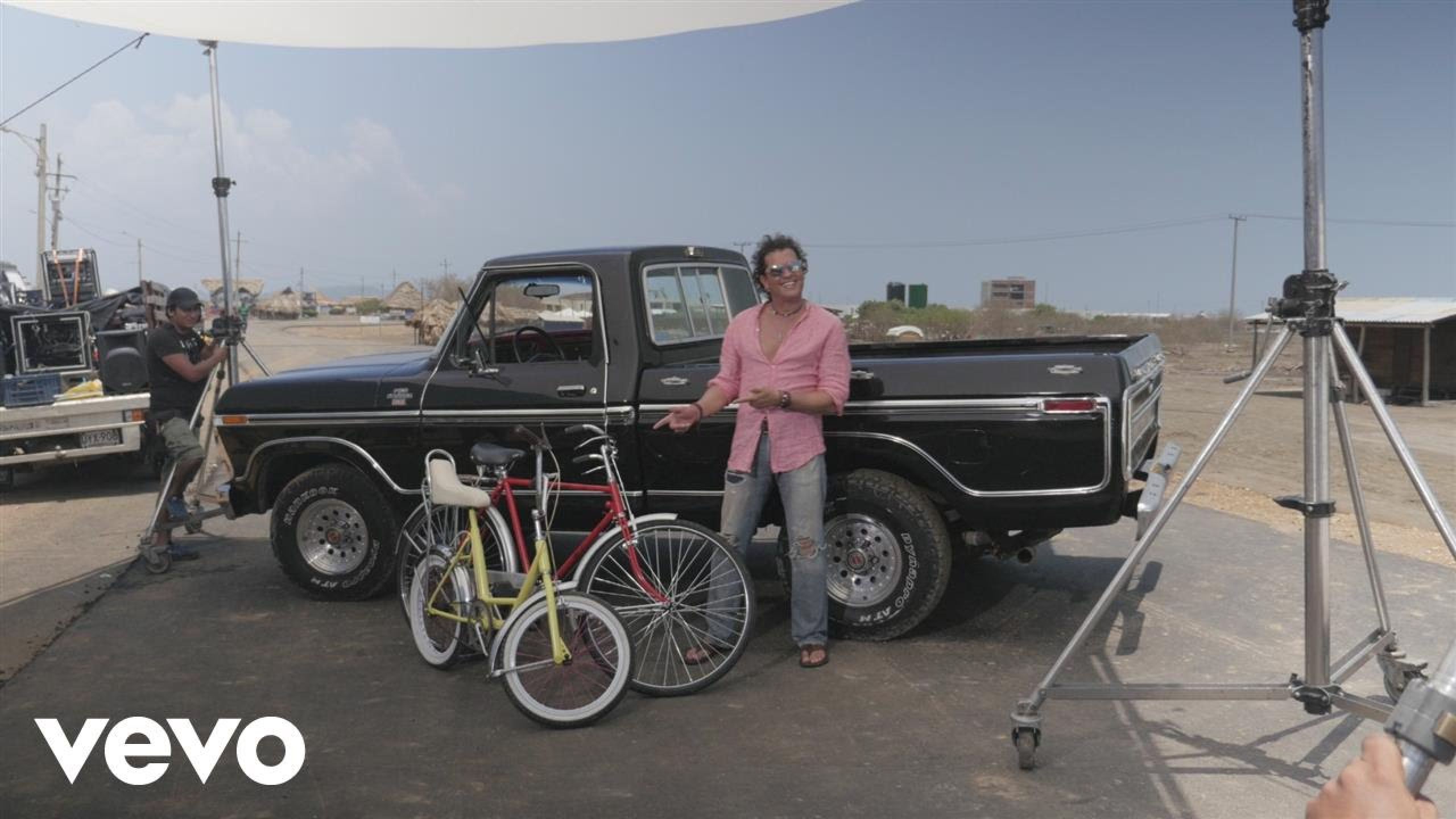 Carlos Vives, Shakira - La Bicicleta - Behind the Scenes: Ropa, Moda ...