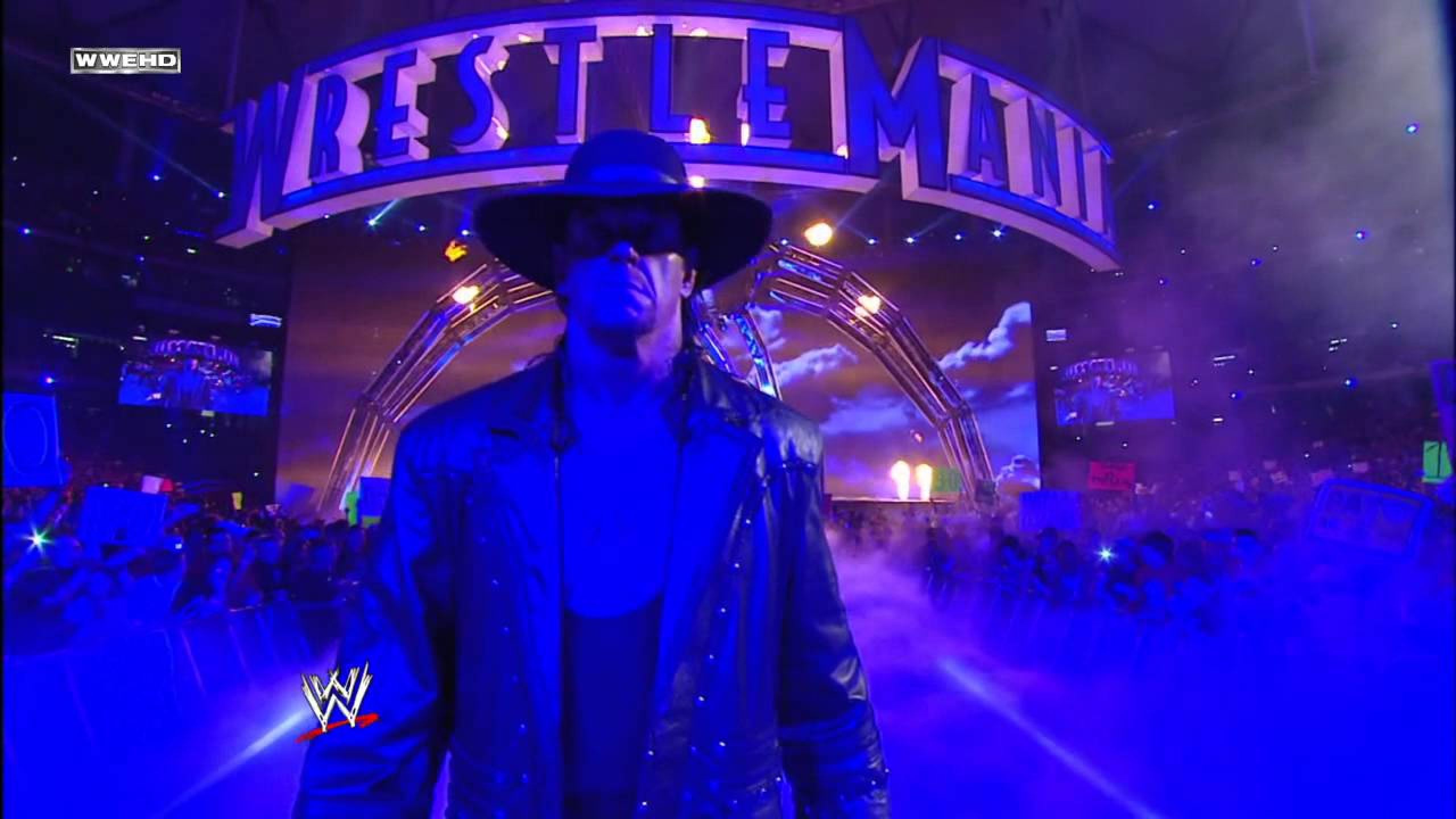 Undertaker makes his entrance: WrestleMania 27: Ropa, Moda, Marca, Look ...