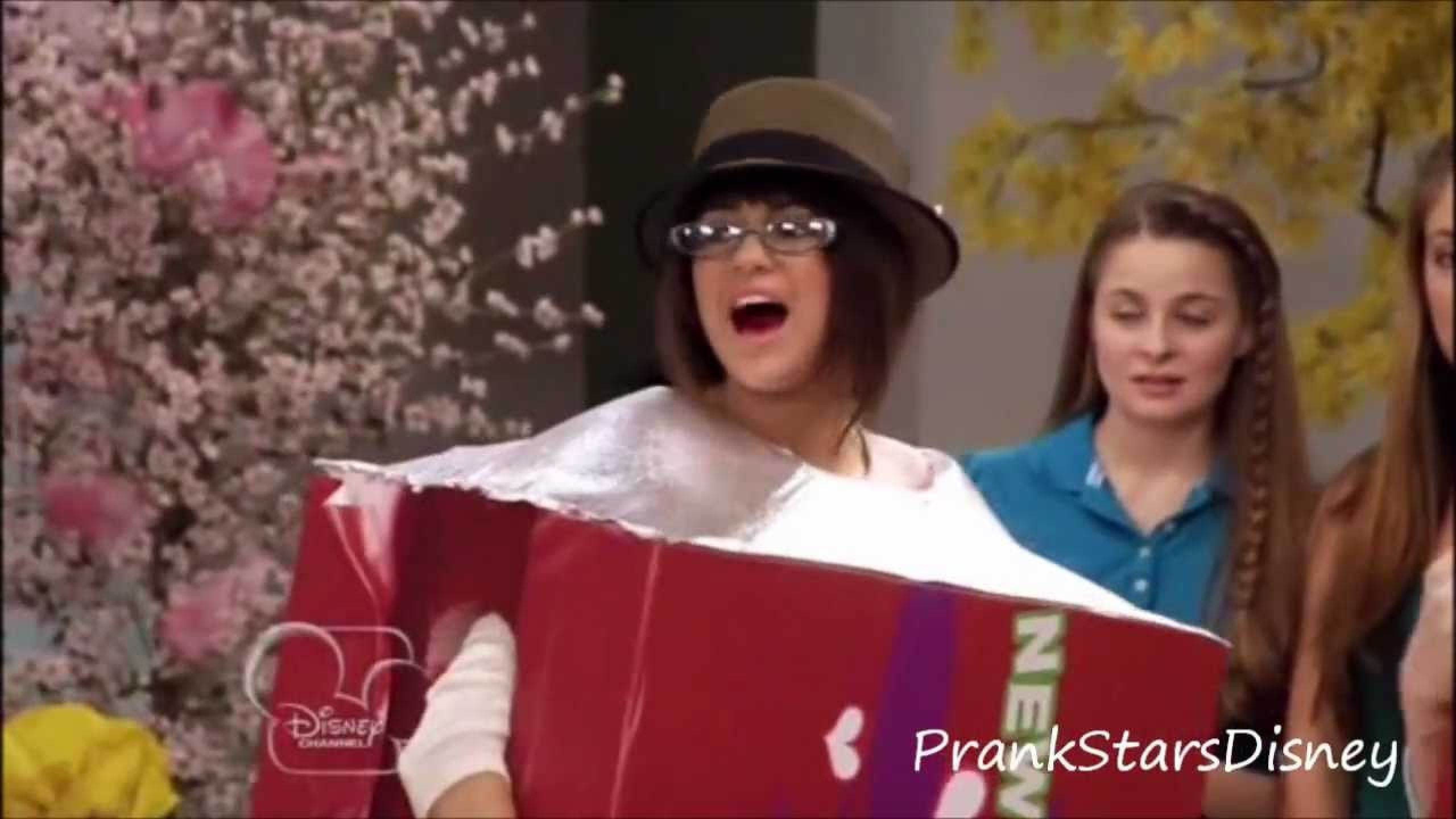 Prank★Stars - Selena Gomez: Clothes, Outfits, Brands, Style and Looks ...