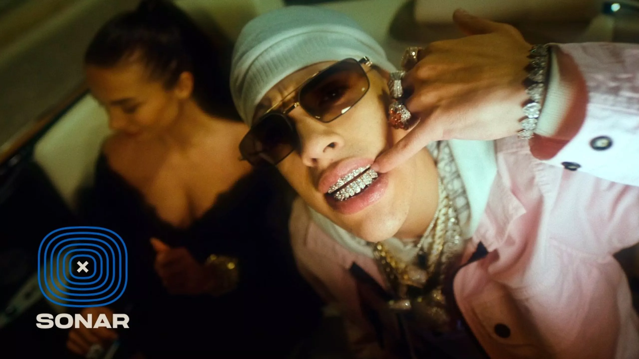 Cris MJ - SI NO ES CONTIGO (Video Oficial): Clothes, Outfits, Brands, Style and Looks | Spotern