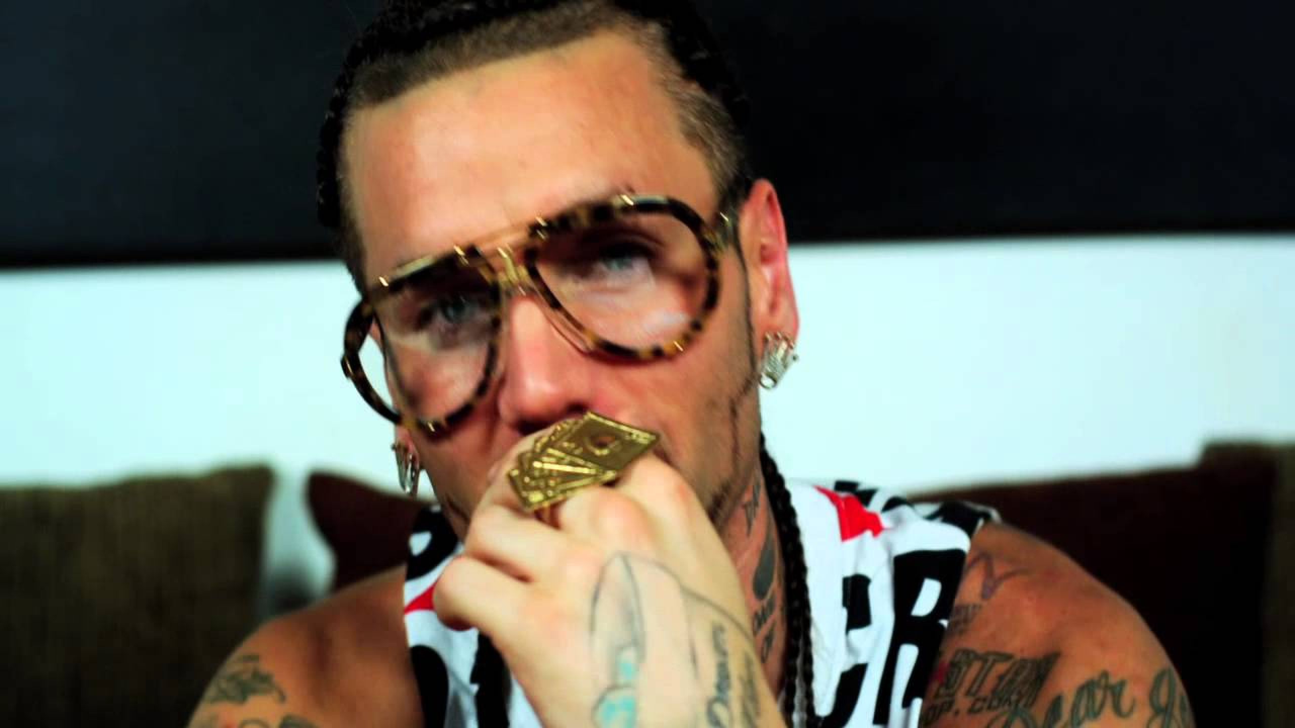 RiFF RAFF - MR. POPULAR (Official Music Video): Clothes, Outfits ...