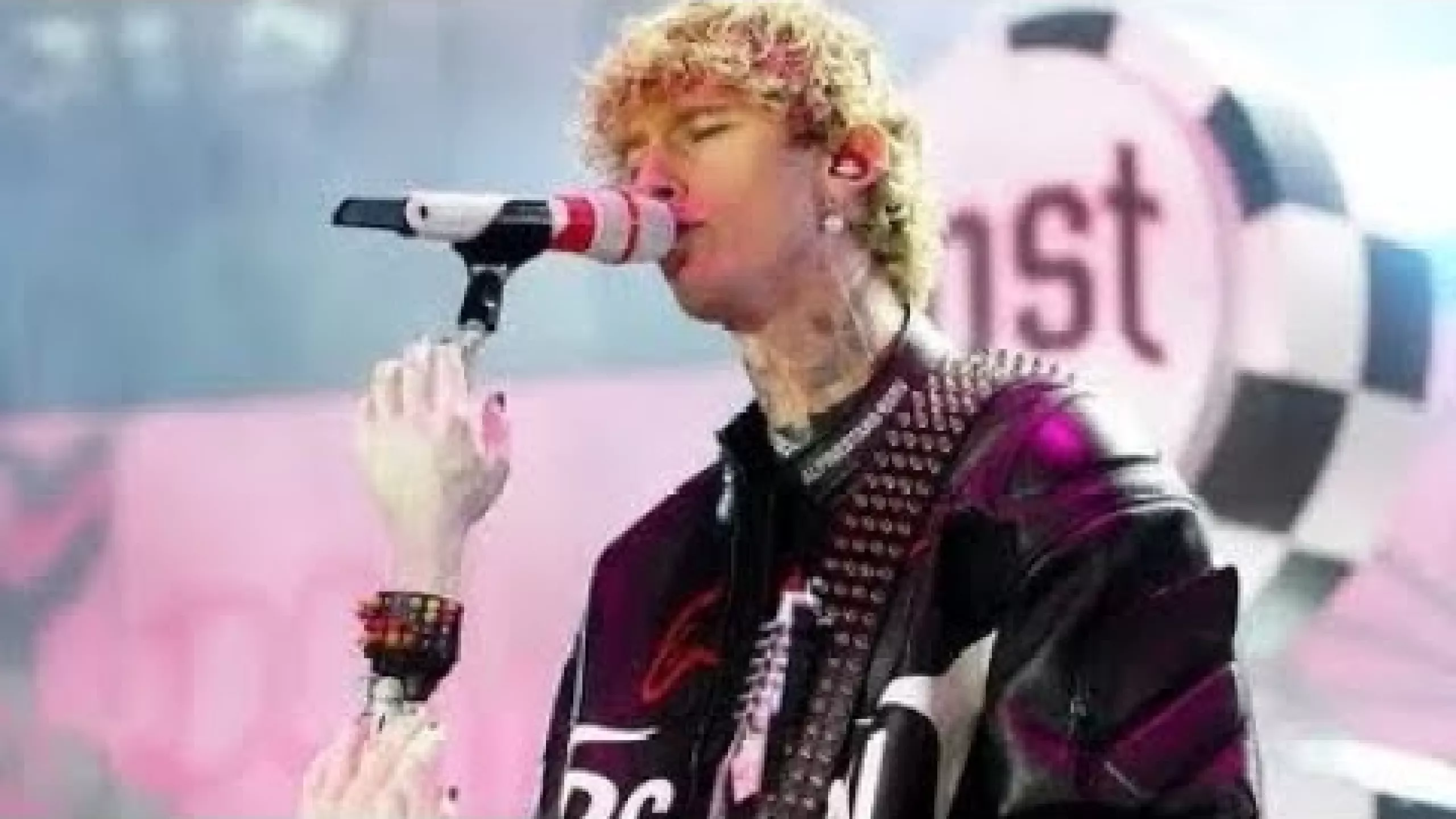 Machine Gun Kelly Drops Racy F1 Confession in Vegas!: Clothes, Outfits ...