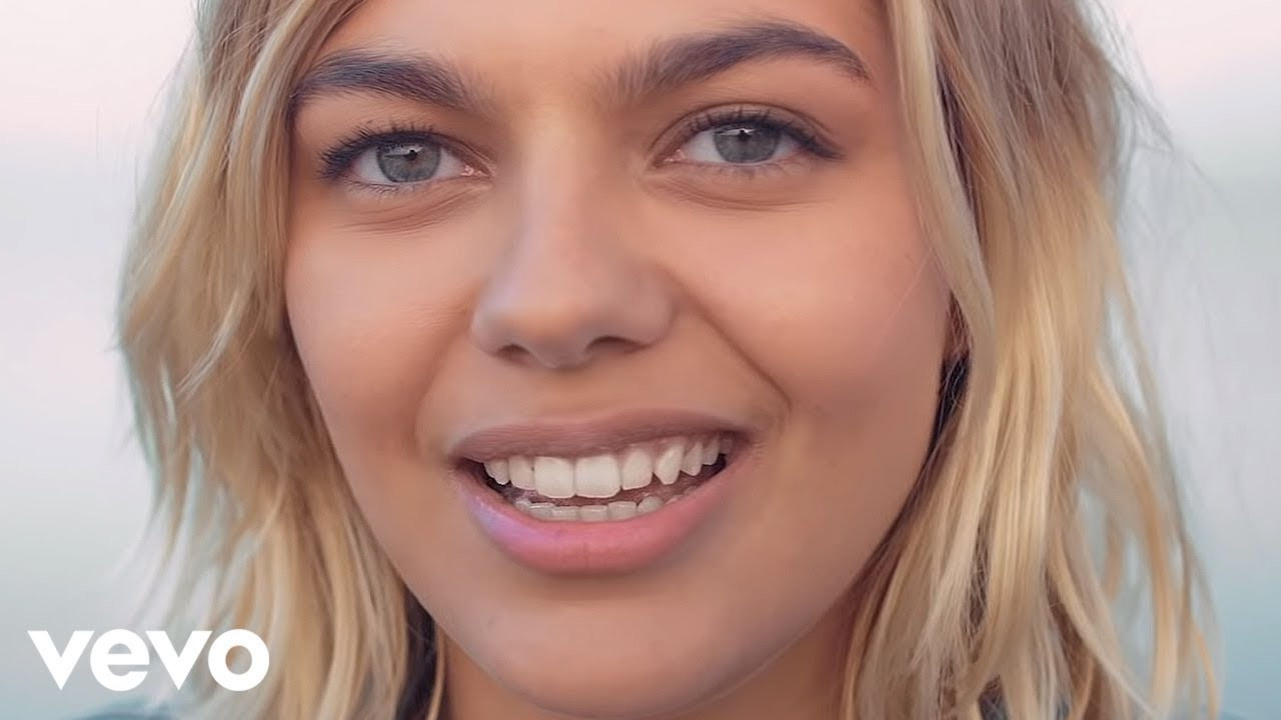 Louane - On était beau (Clip Officiel) : Vêtements, Mode, Marque, Look ...