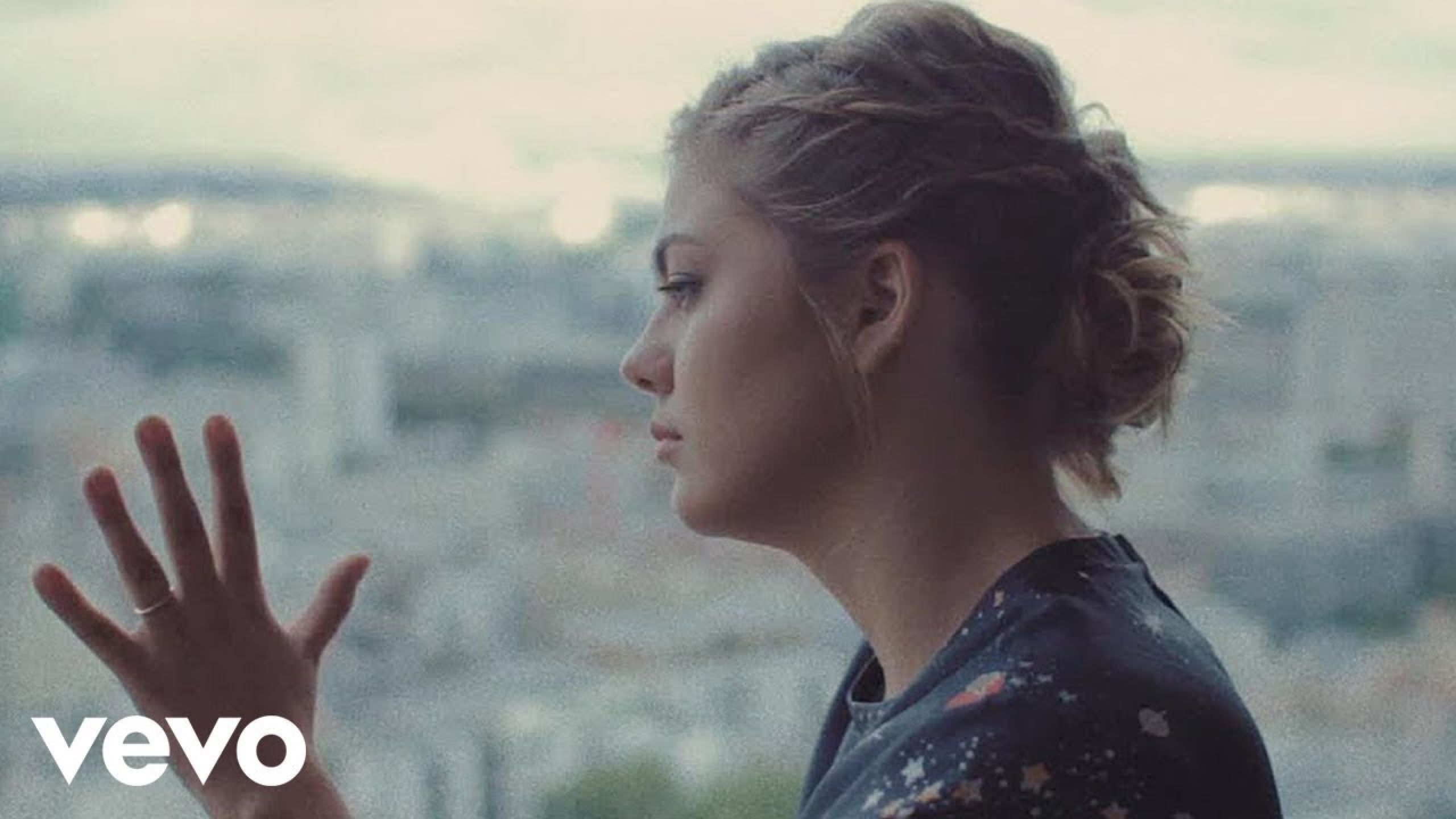Louane - Nos Secrets (Clip Officiel): Ropa, Moda, Marca, Look y Estilo | Spotern