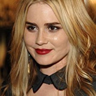 Angela (played by Alison Lohman) outfits on Matchstick Men