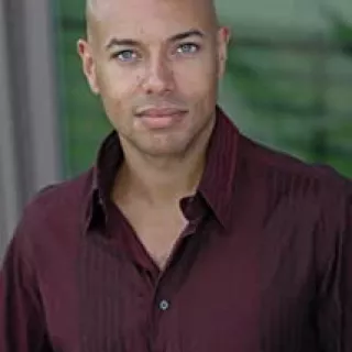 Echa un vistazo al guardarropa de Dr. Elijah Thompson (interpretado por Thom Allison) en La forense