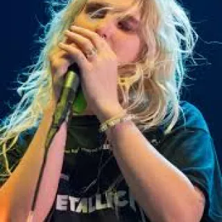 Laura Les: Clothes, Outfits, Brands, Style and Looks | Spotern