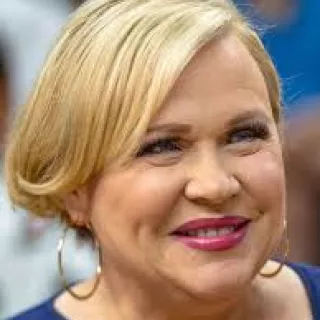 Holly Rowe: Clothes, Outfits, Brands, Style and Looks | Spotern