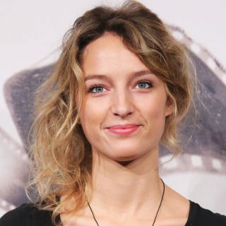 Emma Leroy (played by Stéphanie Crayencour) outfits on Les Chamois