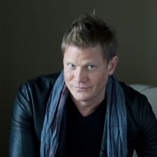 The blue shirt with printed suns of Jonathan Pierce on the account ...