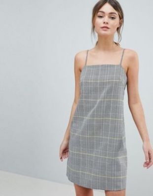 ASOS - ASOS DESIGN Robe caraco à encolure carrée et petits carreaux at asos.com