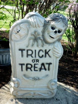 Tombstone Skeleton Ghoul Halloween Trick Or Treat Plastic Lighted Blow ...