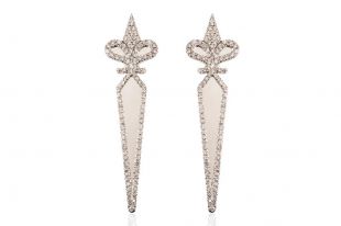 Mimia Leblanc - Fleur De Lys Filante Earrings par Mimia Leblanc