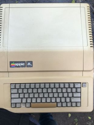Apple - VINTAGE APPLE lle A-2S2064 COMPUTER Working!