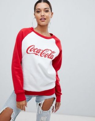 PrettyLittleThing - Pretty Little Thing Coca-Cola Sweat shirt avec slogan