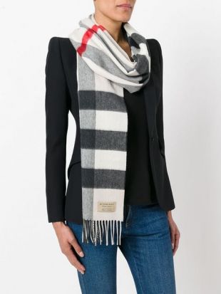 Burberry - The Large Classic Cashmere Scarf in Check