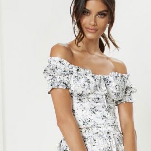 prettylittlething - White Dit­sy Print Wo­ven Frill Bar­dot Crop Top