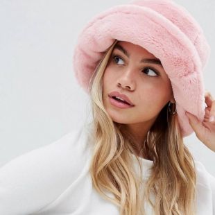 ASOS DESIGN - Pink Fluffy Buck­et Hat