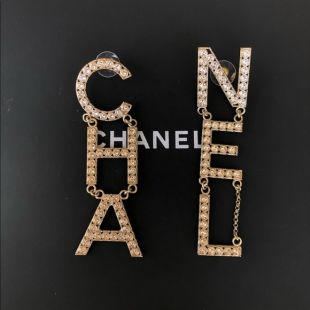 Chanel - Chanel Lo­go Ear­rings