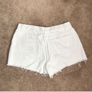 prettylittlething - White Ripped Den­im Short