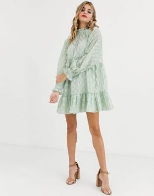 ASOS DESIGN - ASOS DESIGN - Robe babydoll courte étagée à col montant en organza texturé | ASOS