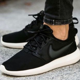Nike - Roshe Run Sneak­er