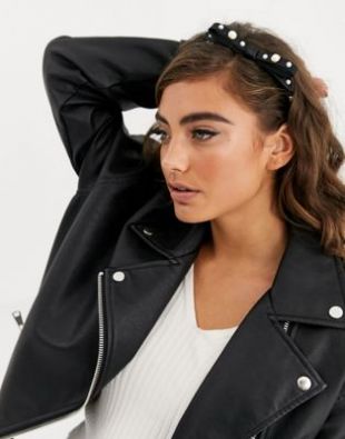 ASOS DESIGN - ASOS DESIGN headband with pearl embellished bow in black ...