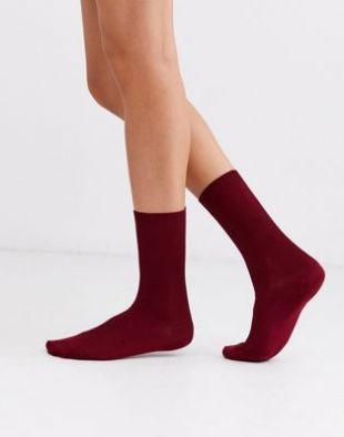Monki - Monki ribbed socks in burgundy | ASOS