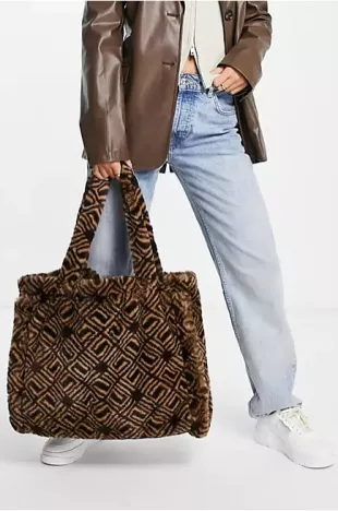 ASOS DESIGN - Oversized Faux Fur Tote Bag With Monogram Print In Brown