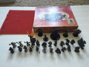 VINTAGE DUNGEONS & DRAGONS MINIATURES*21 LEAD & 6 PLASTIC*TSR*GRENADIER*BOX