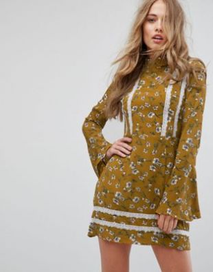 Missguided - Missguided Robe à motif floral et manches évasées at asos.com