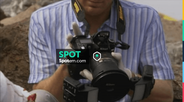 The camera Nikon 2X of Dexter Morgan (Michael C. Hall) in Dexter S01E01 ...