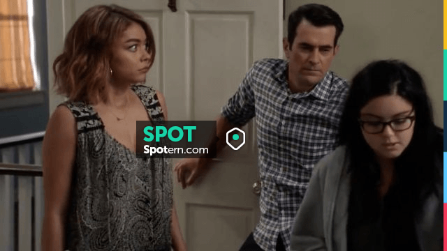 Top of Haley Dunphy (Sarah Hyland) in Modern Family | Spotern