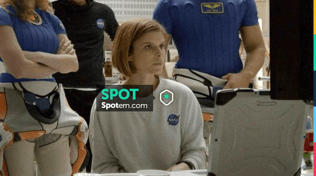 El suéter blanco de la NASA de Kate Mara en Alone on Mars | Spotern