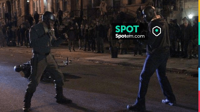 The hoody Carharrt Carl Lucas (Mike Colter) in Luke Cage S01E13 | Spotern