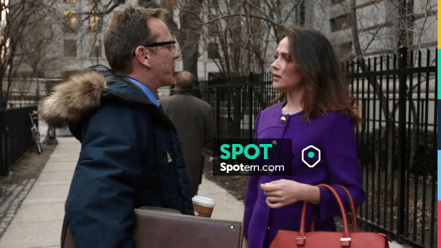 Le manteau violet Prada de Emily Rhodes (Italia Ricci) dans Designated ...
