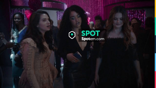 The top plunging Kat Edison (Aisha Dee) in The Bold Type S01E10 | Spotern