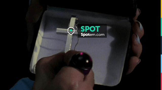 The necklace in the shape of a cross of Buffy Summers (Sarah Michelle ...