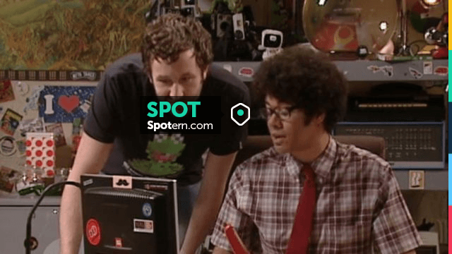 Le t-shirt pixelisé de Kermit porté par Roy (Chris O'Dowd) dans The IT ...