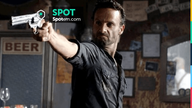 The pistol Colt Python Rick Grimes (Andrew Lincoln) in The Walking Dead ...