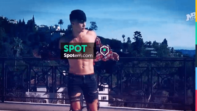 La chemise à carreaux rouge de Tristan (Ninja Warrior) dans Les Anges ...