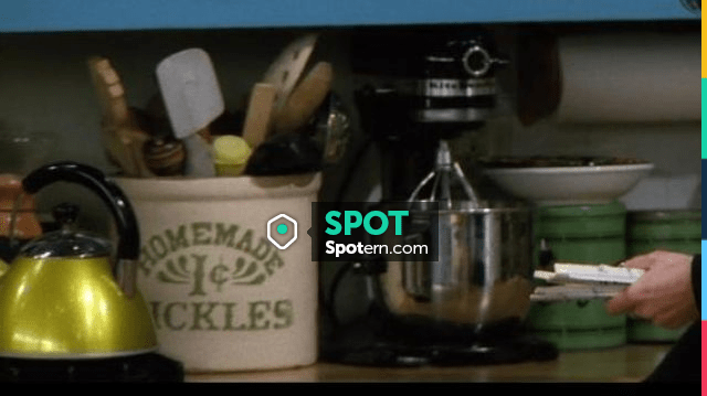The pot and utensils appeared in the kitchen of Monica Geller (Courtney ...