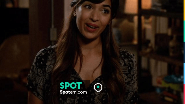 Le top imprimé Aqua de Cece Parekh (Hannah Simone) dans New Girl | Spotern