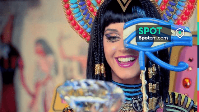 The crown and the scepter of Katy Perry in her music video Dark Horse ...